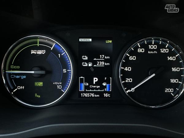 Pelēks Mitsubishi Outlander 2018 Avižieniai, ar dzinēja tilpumu 2.40 L un nobraukumu 177 tūkst. km par 15450 €, foto 7 vietnē AUTOMOTO.COM.LV