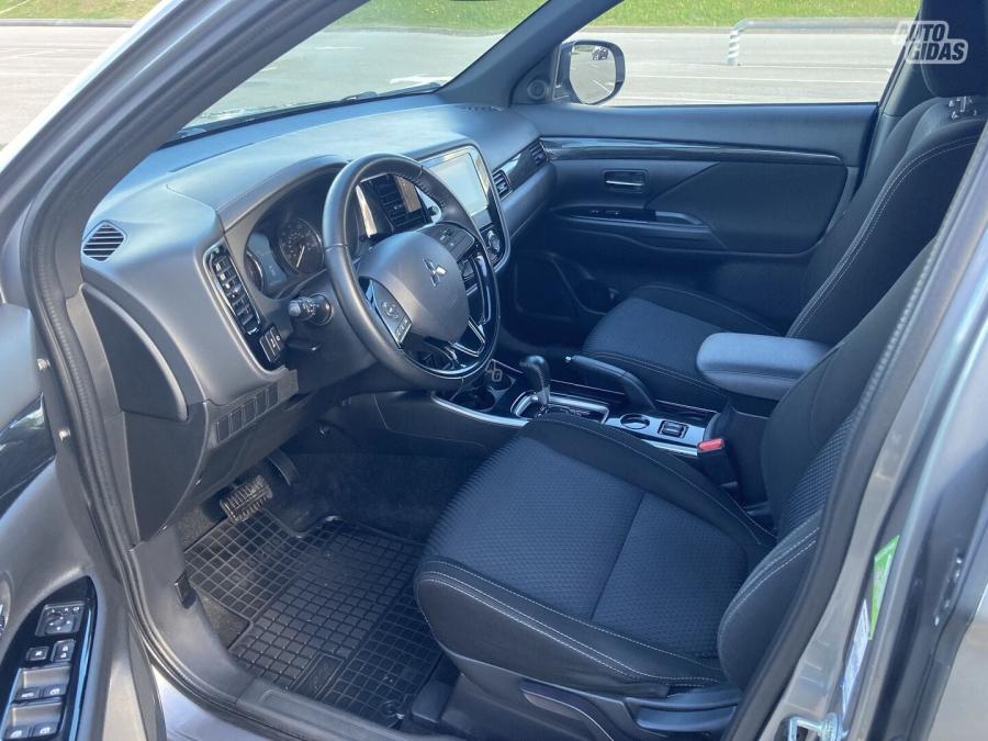 Pelēks Mitsubishi Outlander 2018 Šauļi, ar dzinēja tilpumu 2.40 L un nobraukumu 170 tūkst. km par 13400 €, foto 6 vietnē AUTOMOTO.COM.LV