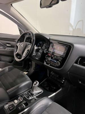Pelēks Mitsubishi Outlander 2018 Klaipėda, ar dzinēja tilpumu 2.00 L un nobraukumu 137 tūkst. km par 16500 €, foto 3 vietnē AUTOMOTO.COM.LV