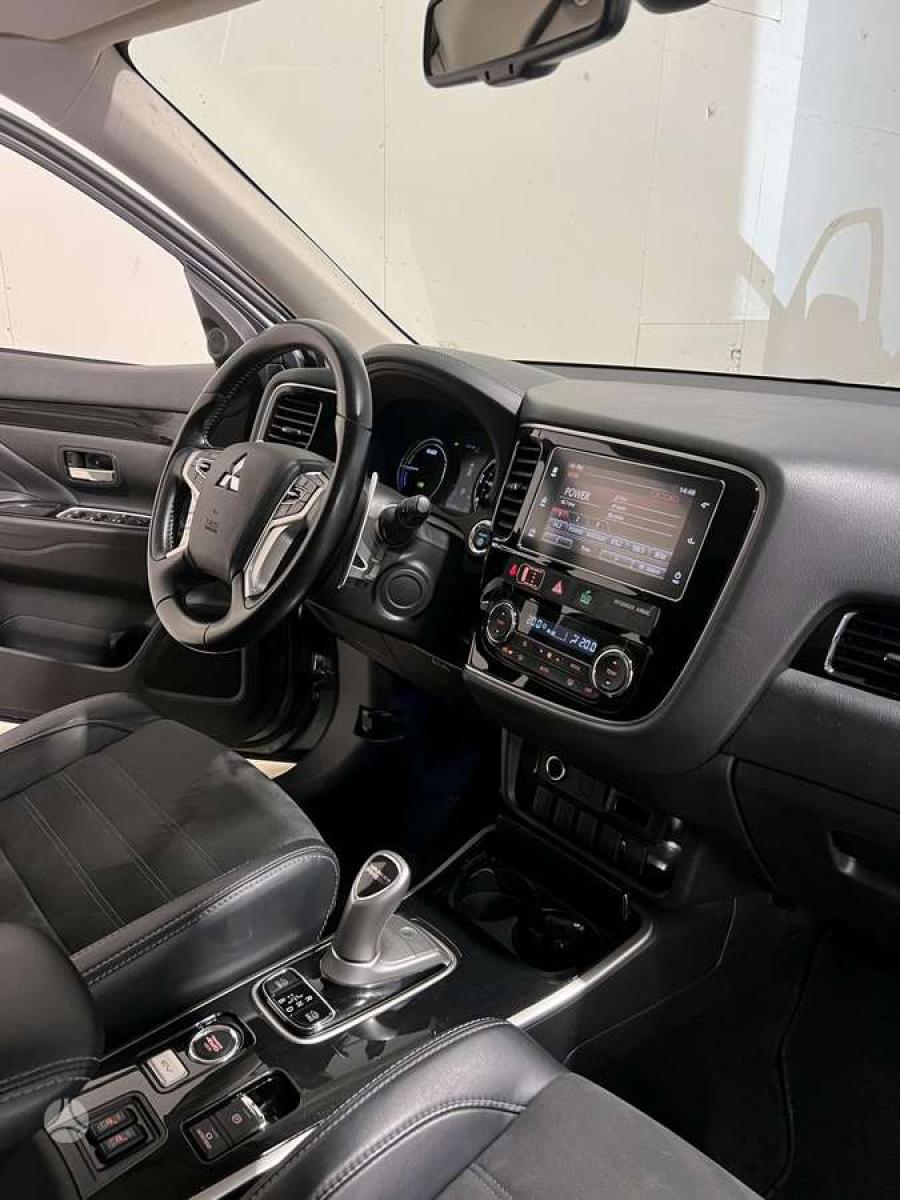 Pelēks Mitsubishi Outlander 2018 Klaipėda, ar dzinēja tilpumu 2.00 L un nobraukumu 137 tūkst. km par 16500 €, foto 3 vietnē AUTOMOTO.COM.LV