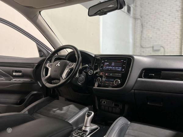 Grey Mitsubishi Outlander 2018 in Klaipeda, with an engine capacity of 2.00 L and mileage of 137 thousand km for 16500 €, photo 6 on AUTOMOTO.COM.LV