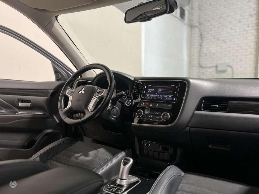 Pelēks Mitsubishi Outlander 2018 Klaipėda, ar dzinēja tilpumu 2.00 L un nobraukumu 137 tūkst. km par 16500 €, foto 7 vietnē AUTOMOTO.COM.LV