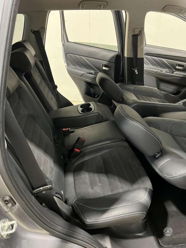 Grey Mitsubishi Outlander 2018 in Klaipeda, with an engine capacity of 2.00 L and mileage of 137 thousand km for 16500 €, photo 7 on AUTOMOTO.COM.LV