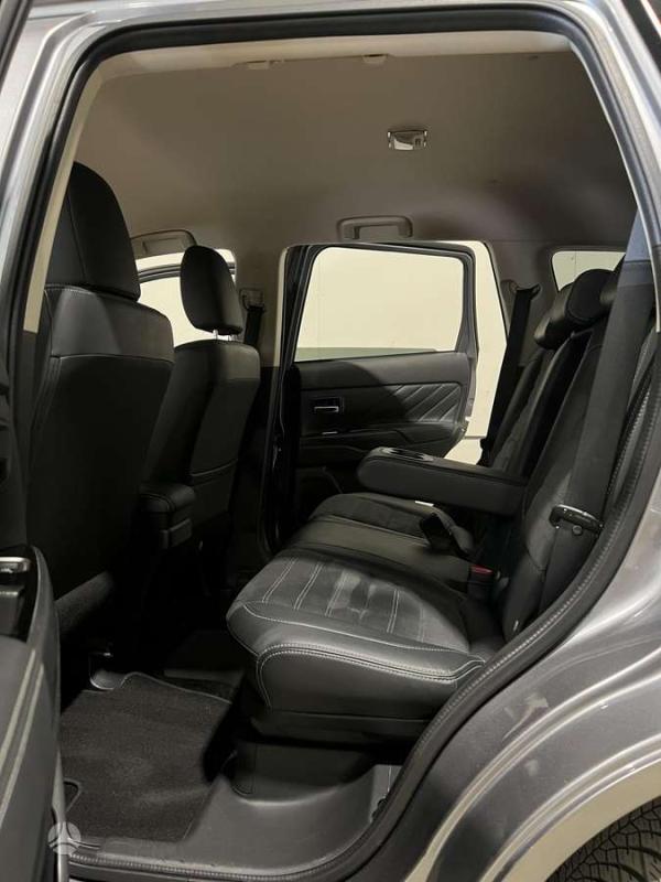 Grey Mitsubishi Outlander 2018 in Klaipeda, with an engine capacity of 2.00 L and mileage of 137 thousand km for 16500 €, photo 10 on AUTOMOTO.COM.LV