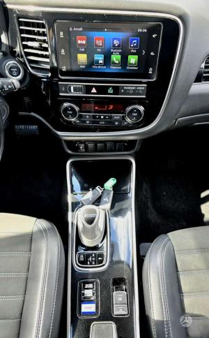 Pelēks Mitsubishi Outlander 2018 Tauragė, ar dzinēja tilpumu 2.40 L un nobraukumu 126 tūkst. km par 15900 €, foto 18 vietnē AUTOMOTO.COM.LV