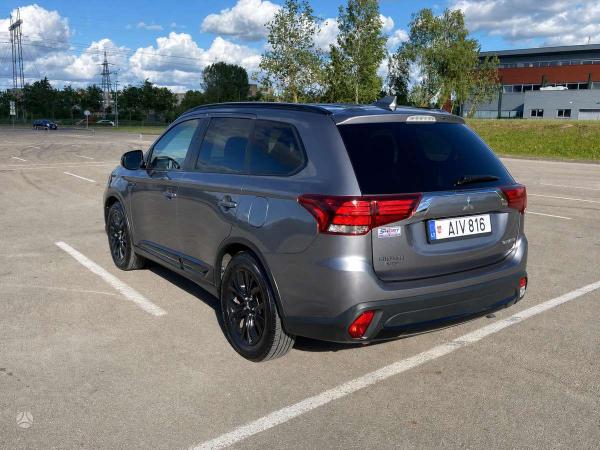 Pelēks Mitsubishi Outlander 2018 Šauļi, ar dzinēja tilpumu 2.36 L un nobraukumu 170 tūkst. km par 12005 €, foto 3 vietnē AUTOMOTO.COM.LV