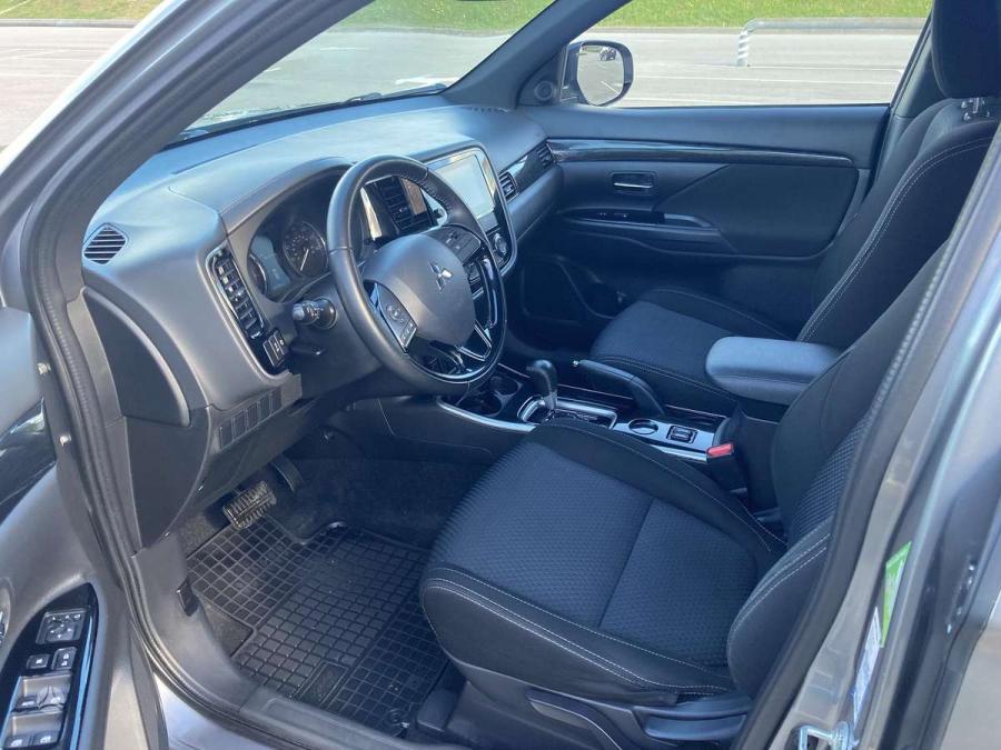 Pelēks Mitsubishi Outlander 2018 Šauļi, ar dzinēja tilpumu 2.36 L un nobraukumu 170 tūkst. km par 12005 €, foto 7 vietnē AUTOMOTO.COM.LV