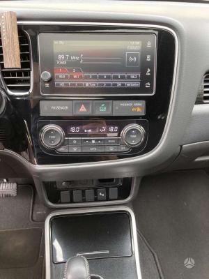 Pelēks Mitsubishi Outlander 2018 Šauļi, ar dzinēja tilpumu 2.36 L un nobraukumu 170 tūkst. km par 12005 €, foto 14 vietnē AUTOMOTO.COM.LV