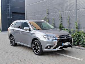 Grey Mitsubishi Outlander 2018 in Klaipeda, with an engine capacity of 2.00 L and mileage of 143 thousand km for 15950 €, photo  on AUTOMOTO.COM.LV