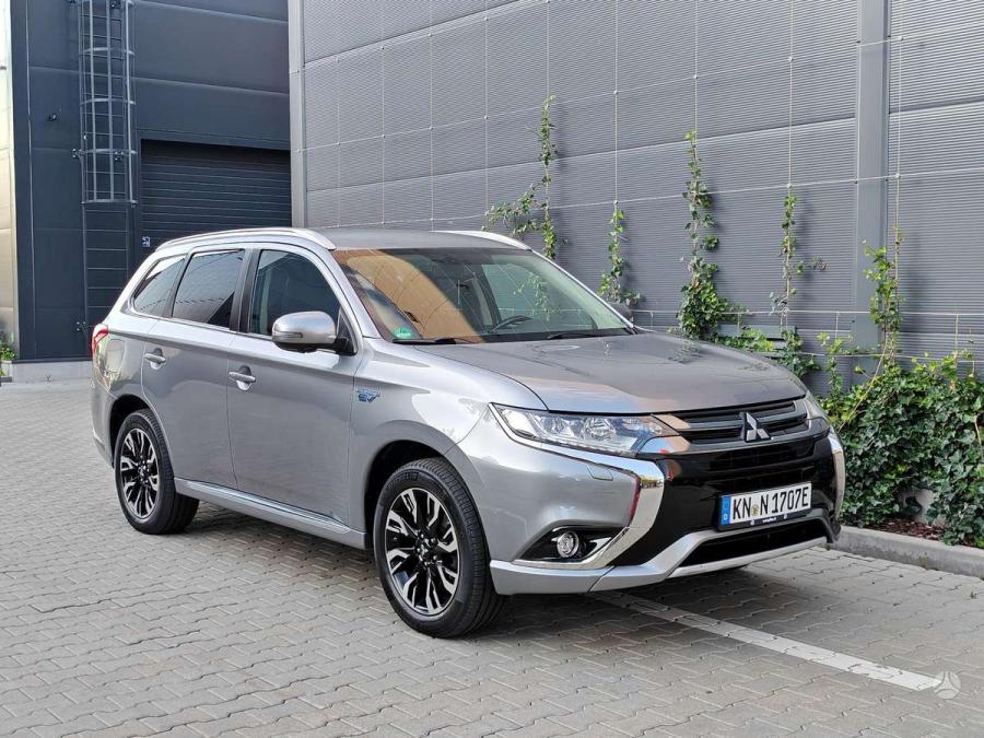 Grey Mitsubishi Outlander 2018 in Klaipeda, with an engine capacity of 2.00 L and mileage of 143 thousand km for 15950 €, photo 1 on AUTOMOTO.COM.LV