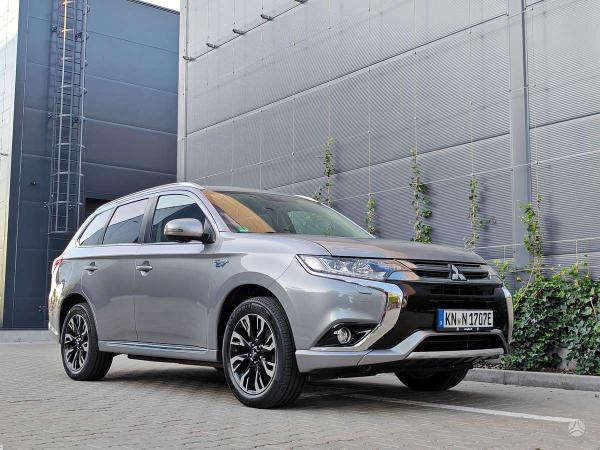 Grey Mitsubishi Outlander 2018 in Klaipeda, with an engine capacity of 2.00 L and mileage of 143 thousand km for 15950 €, photo 2 on AUTOMOTO.COM.LV
