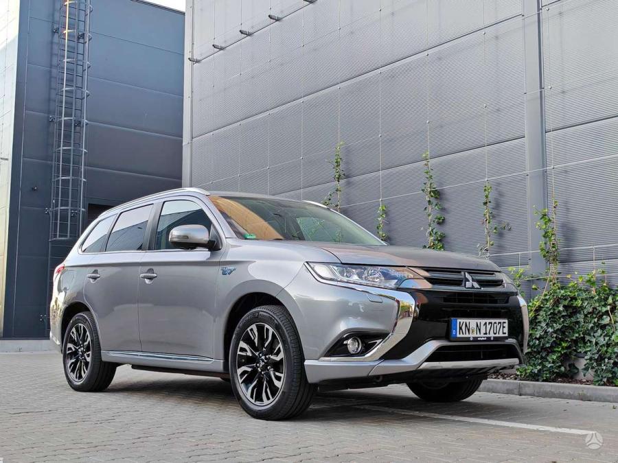 Grey Mitsubishi Outlander 2018 in Klaipeda, with an engine capacity of 2.00 L and mileage of 143 thousand km for 15950 €, photo 3 on AUTOMOTO.COM.LV