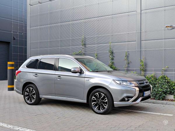 Grey Mitsubishi Outlander 2018 in Klaipeda, with an engine capacity of 2.00 L and mileage of 143 thousand km for 15950 €, photo 3 on AUTOMOTO.COM.LV