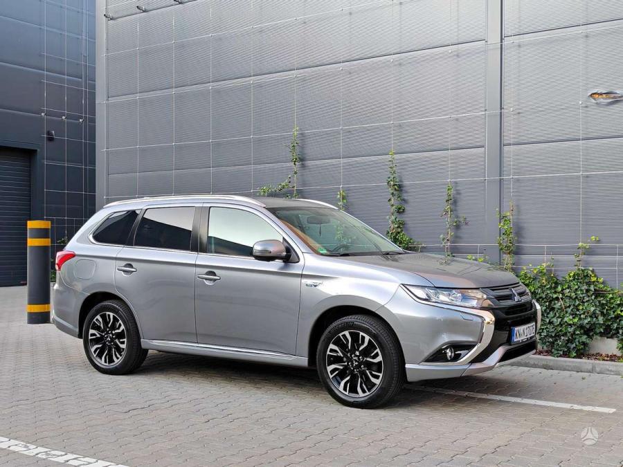 Grey Mitsubishi Outlander 2018 in Klaipeda, with an engine capacity of 2.00 L and mileage of 143 thousand km for 15950 €, photo 4 on AUTOMOTO.COM.LV