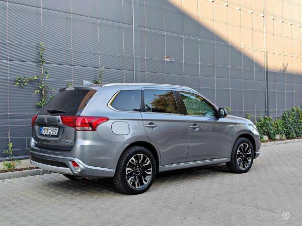 Grey Mitsubishi Outlander 2018 in Klaipeda, with an engine capacity of 2.00 L and mileage of 143 thousand km for 15950 €, photo 5 on AUTOMOTO.COM.LV