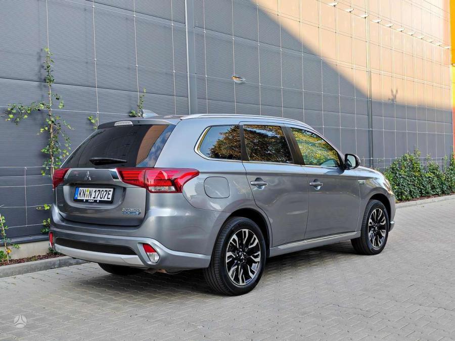 Grey Mitsubishi Outlander 2018 in Klaipeda, with an engine capacity of 2.00 L and mileage of 143 thousand km for 15950 €, photo 7 on AUTOMOTO.COM.LV
