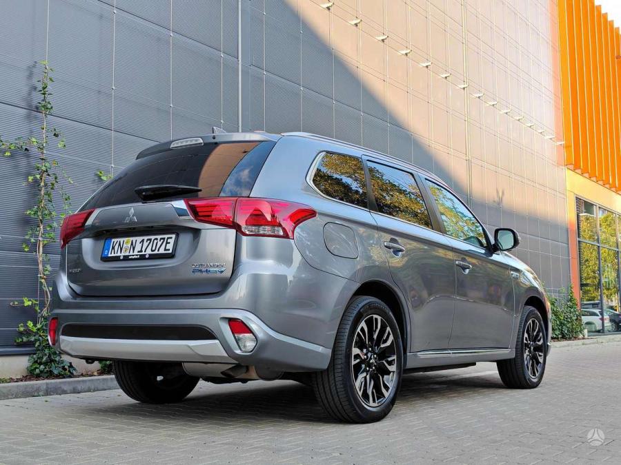 Grey Mitsubishi Outlander 2018 in Klaipeda, with an engine capacity of 2.00 L and mileage of 143 thousand km for 15950 €, photo 8 on AUTOMOTO.COM.LV