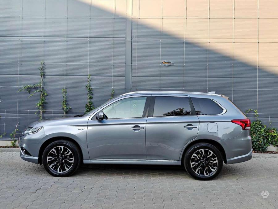 Grey Mitsubishi Outlander 2018 in Klaipeda, with an engine capacity of 2.00 L and mileage of 143 thousand km for 15950 €, photo 11 on AUTOMOTO.COM.LV