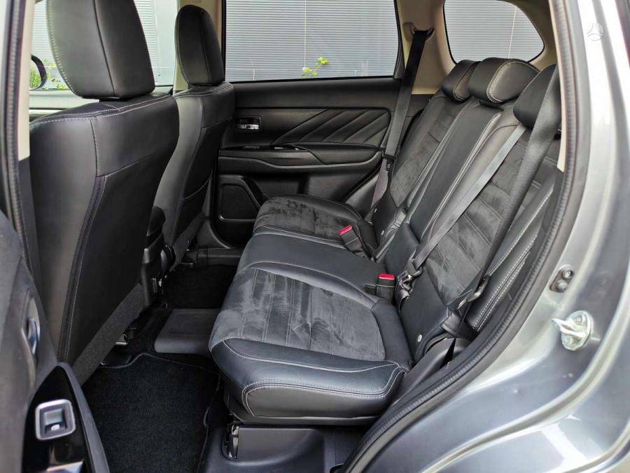 Grey Mitsubishi Outlander 2018 in Klaipeda, with an engine capacity of 2.00 L and mileage of 143 thousand km for 15950 €, photo 23 on AUTOMOTO.COM.LV