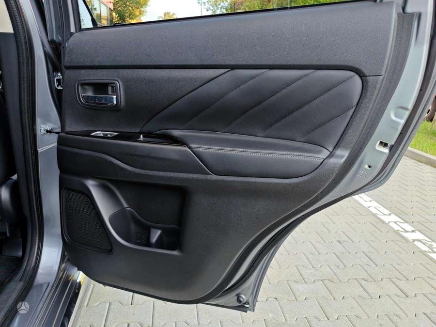 Grey Mitsubishi Outlander 2018 in Klaipeda, with an engine capacity of 2.00 L and mileage of 143 thousand km for 15950 €, photo 32 on AUTOMOTO.COM.LV