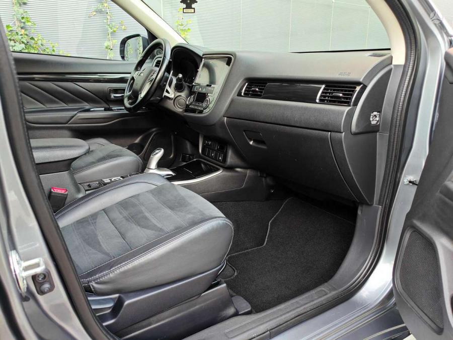 Grey Mitsubishi Outlander 2018 in Klaipeda, with an engine capacity of 2.00 L and mileage of 143 thousand km for 15950 €, photo 37 on AUTOMOTO.COM.LV