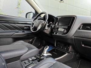 Grey Mitsubishi Outlander 2018 in Klaipeda, with an engine capacity of 2.00 L and mileage of 143 thousand km for 15950 €, photo 38 on AUTOMOTO.COM.LV