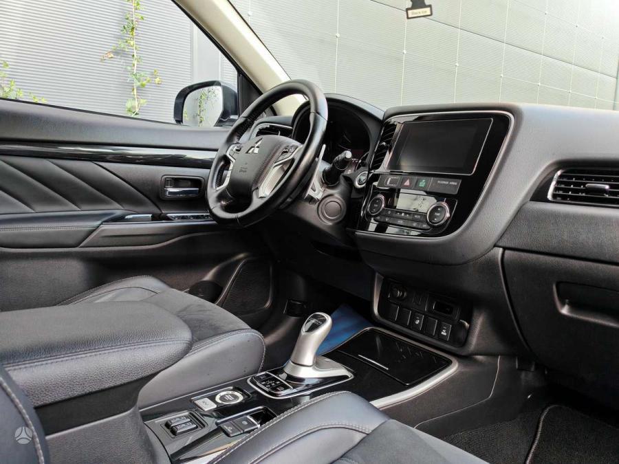 Grey Mitsubishi Outlander 2018 in Klaipeda, with an engine capacity of 2.00 L and mileage of 143 thousand km for 15950 €, photo 38 on AUTOMOTO.COM.LV