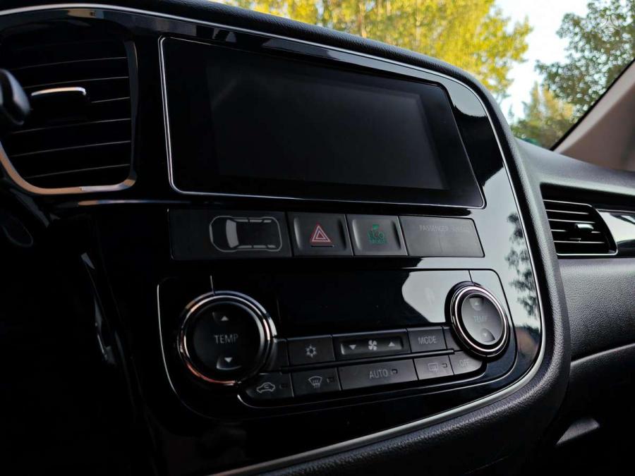 Grey Mitsubishi Outlander 2018 in Klaipeda, with an engine capacity of 2.00 L and mileage of 143 thousand km for 15950 €, photo 41 on AUTOMOTO.COM.LV