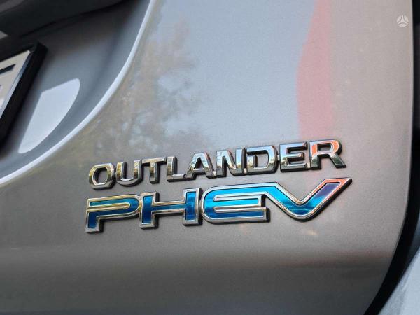 Grey Mitsubishi Outlander 2018 in Klaipeda, with an engine capacity of 2.00 L and mileage of 143 thousand km for 15900 €, photo 9 on AUTOMOTO.COM.LV