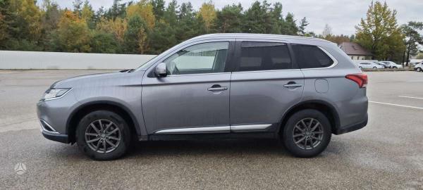 Grey Mitsubishi Outlander 2018 in Utena, with an engine capacity of 2.27 L and mileage of 157 thousand km for 10250 €, photo 3 on AUTOMOTO.COM.LV