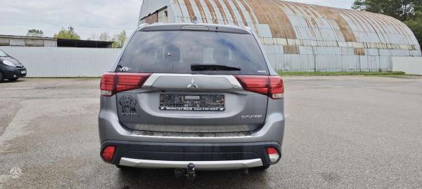 Grey Mitsubishi Outlander 2018 in Utena, with an engine capacity of 2.27 L and mileage of 157 thousand km for 10250 €, photo 5 on AUTOMOTO.COM.LV