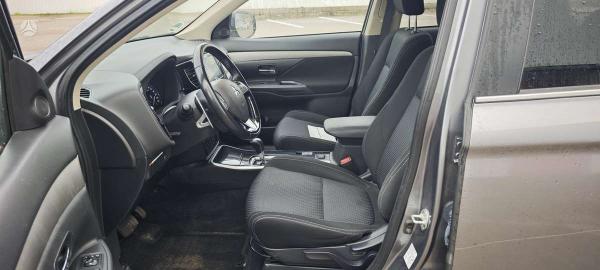 Grey Mitsubishi Outlander 2018 in Utena, with an engine capacity of 2.27 L and mileage of 157 thousand km for 10250 €, photo 9 on AUTOMOTO.COM.LV