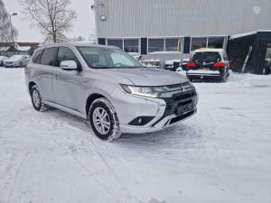 Grey Mitsubishi Outlander 2019 in Ukmerge, with an engine capacity of 2.36 L and mileage of 200 thousand km for 14549 €, photo 3 on AUTOMOTO.COM.LV