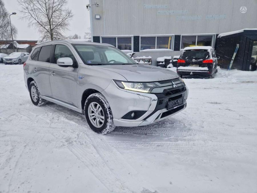 Grey Mitsubishi Outlander 2019 in Ukmerge, with an engine capacity of 2.36 L and mileage of 200 thousand km for 14549 €, photo 3 on AUTOMOTO.COM.LV