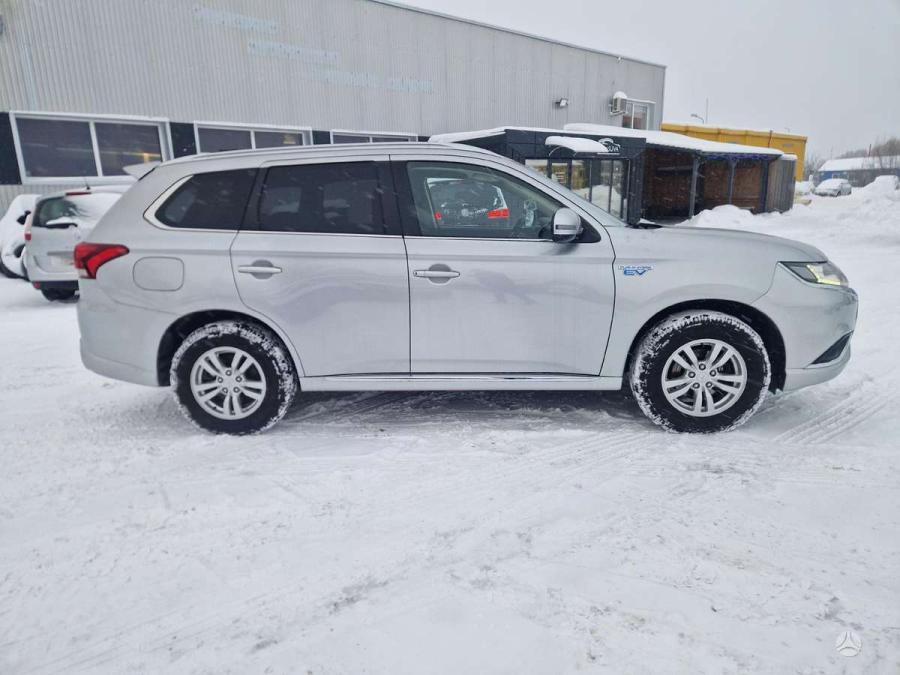 Grey Mitsubishi Outlander 2019 in Ukmerge, with an engine capacity of 2.36 L and mileage of 200 thousand km for 14549 €, photo 4 on AUTOMOTO.COM.LV