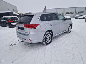 Grey Mitsubishi Outlander 2019 in Ukmerge, with an engine capacity of 2.36 L and mileage of 200 thousand km for 14549 €, photo 5 on AUTOMOTO.COM.LV