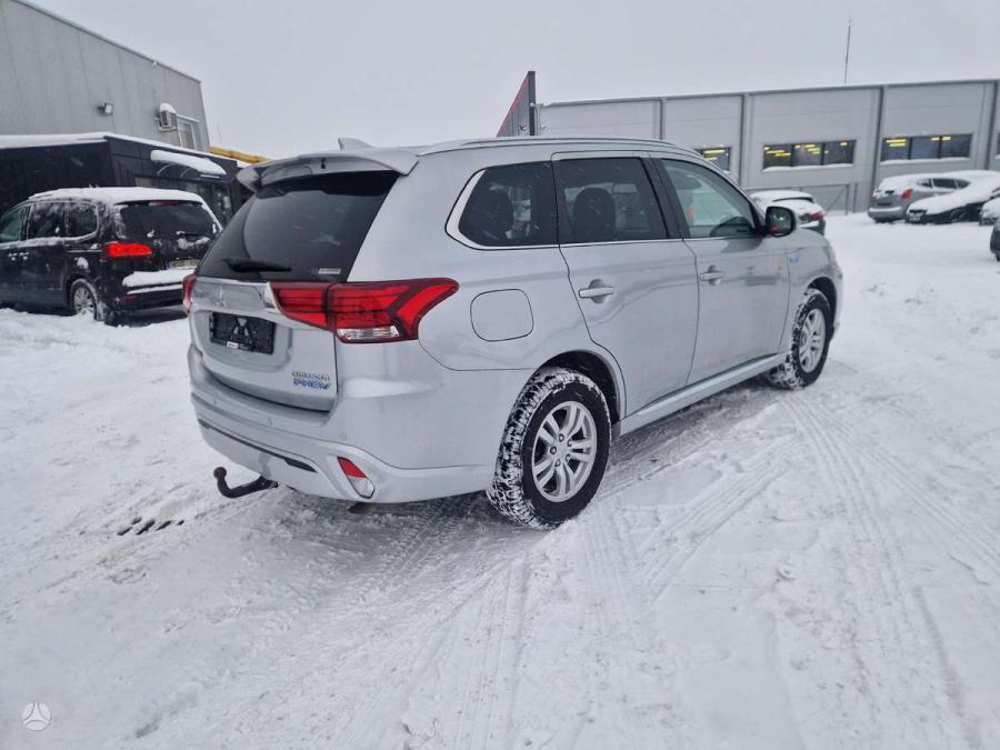 Grey Mitsubishi Outlander 2019 in Ukmerge, with an engine capacity of 2.36 L and mileage of 200 thousand km for 14549 €, photo 5 on AUTOMOTO.COM.LV