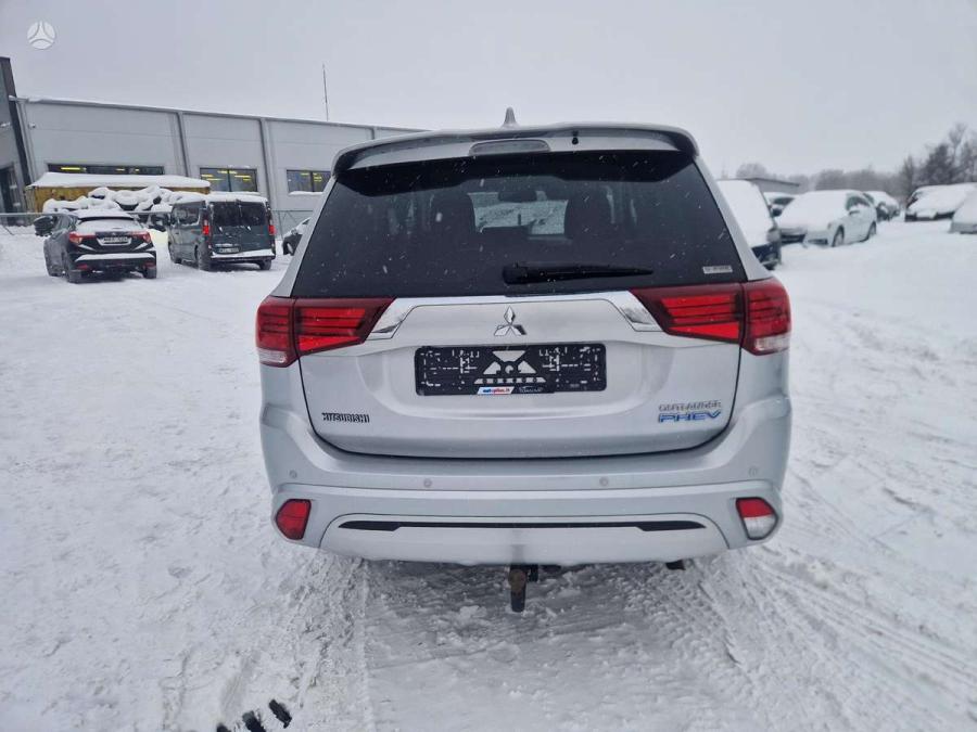 Grey Mitsubishi Outlander 2019 in Ukmerge, with an engine capacity of 2.36 L and mileage of 200 thousand km for 14549 €, photo 6 on AUTOMOTO.COM.LV