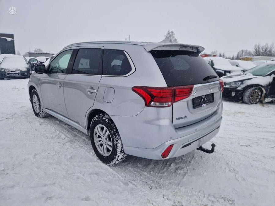 Grey Mitsubishi Outlander 2019 in Ukmerge, with an engine capacity of 2.36 L and mileage of 200 thousand km for 14549 €, photo 8 on AUTOMOTO.COM.LV