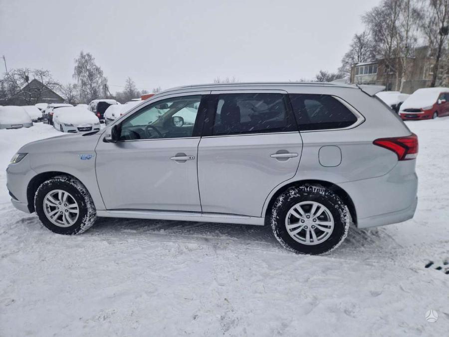 Grey Mitsubishi Outlander 2019 in Ukmerge, with an engine capacity of 2.36 L and mileage of 200 thousand km for 14549 €, photo 9 on AUTOMOTO.COM.LV