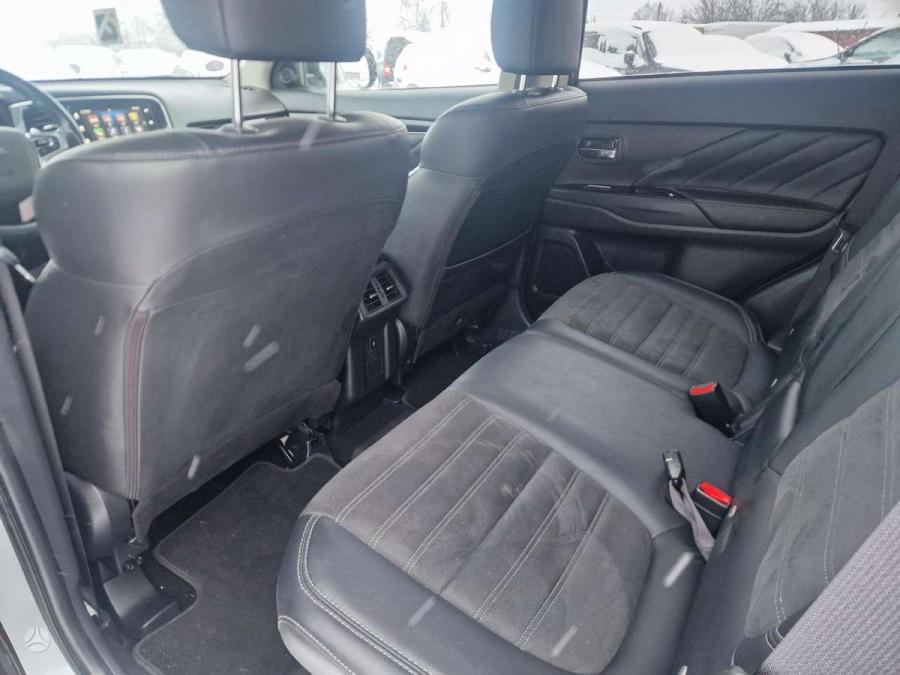 Grey Mitsubishi Outlander 2019 in Ukmerge, with an engine capacity of 2.36 L and mileage of 200 thousand km for 14549 €, photo 10 on AUTOMOTO.COM.LV