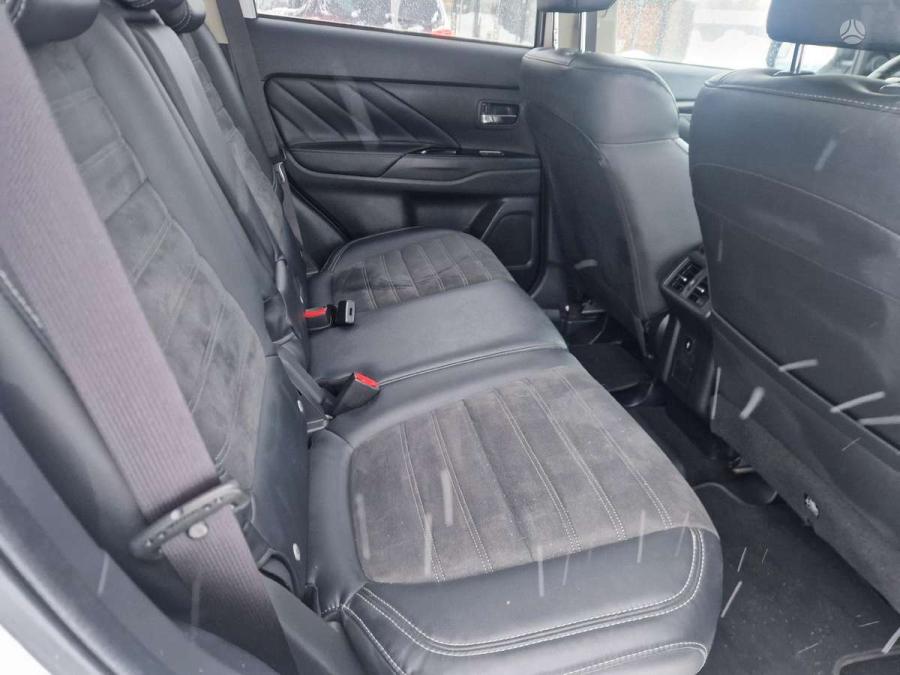Grey Mitsubishi Outlander 2019 in Ukmerge, with an engine capacity of 2.36 L and mileage of 200 thousand km for 14549 €, photo 13 on AUTOMOTO.COM.LV