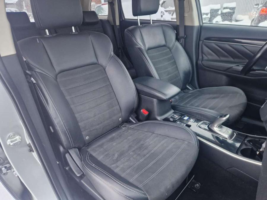 Grey Mitsubishi Outlander 2019 in Ukmerge, with an engine capacity of 2.36 L and mileage of 200 thousand km for 14549 €, photo 15 on AUTOMOTO.COM.LV