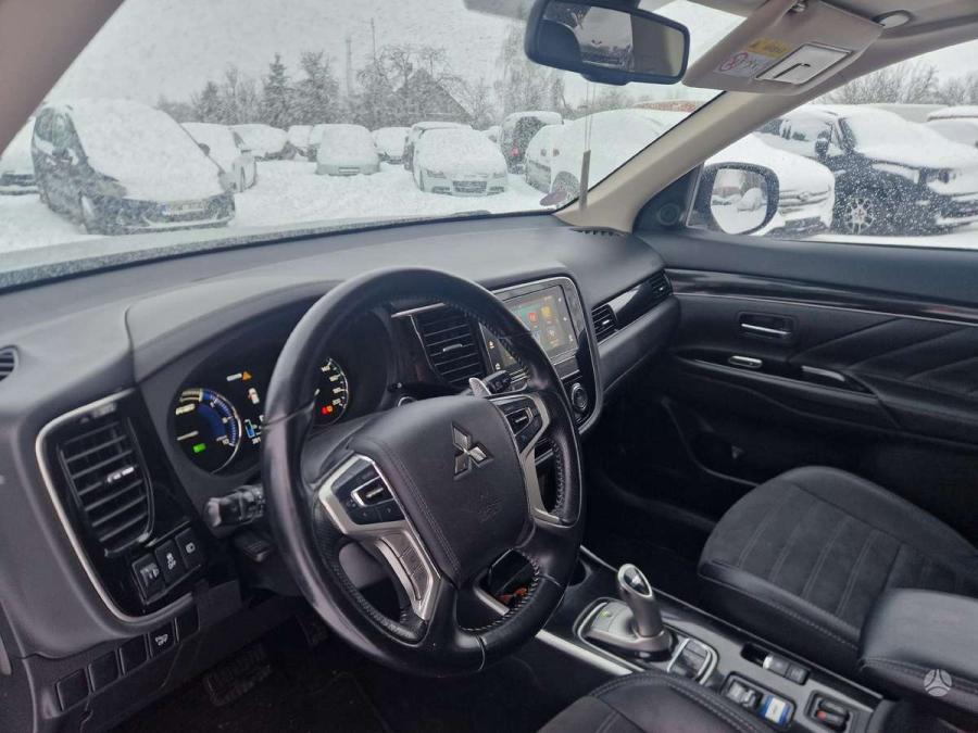 Grey Mitsubishi Outlander 2019 in Ukmerge, with an engine capacity of 2.36 L and mileage of 200 thousand km for 14549 €, photo 17 on AUTOMOTO.COM.LV