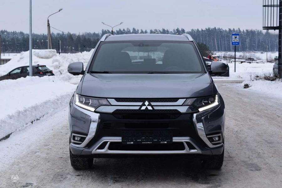 Grey Mitsubishi Outlander 2019 in Vilnius, with an engine capacity of 2.36 L and mileage of 184 thousand km for 16950 €, photo 2 on AUTOMOTO.COM.LV