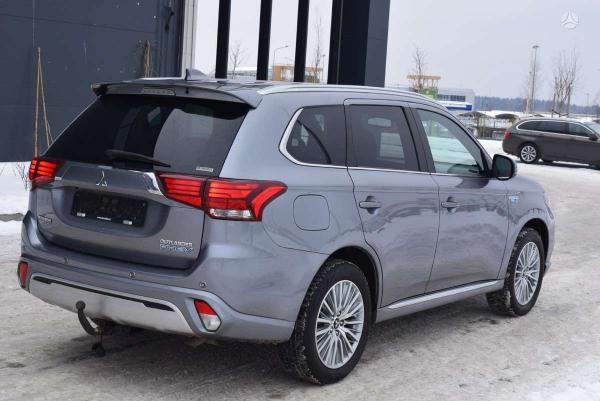 Pelēks Mitsubishi Outlander 2019 Viļņa, ar dzinēja tilpumu 2.36 L un nobraukumu 184 tūkst. km par 16950 €, foto 5 vietnē AUTOMOTO.COM.LV