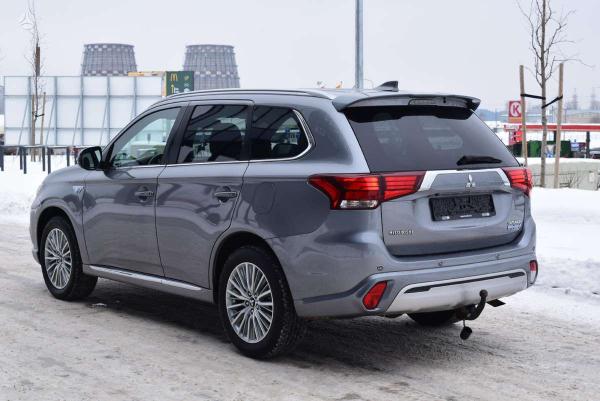 Pelēks Mitsubishi Outlander 2019 Viļņa, ar dzinēja tilpumu 2.36 L un nobraukumu 184 tūkst. km par 16950 €, foto 7 vietnē AUTOMOTO.COM.LV