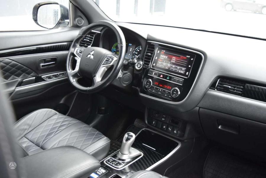Grey Mitsubishi Outlander 2019 in Vilnius, with an engine capacity of 2.36 L and mileage of 184 thousand km for 16950 €, photo 14 on AUTOMOTO.COM.LV