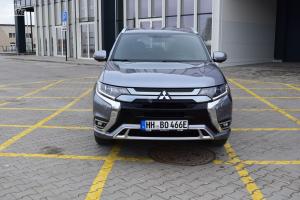 Grey Mitsubishi Outlander 2019 in Vilnius, with an engine capacity of 2.40 L and mileage of 184 thousand km for 16600 €, photo 3 on AUTOMOTO.COM.LV