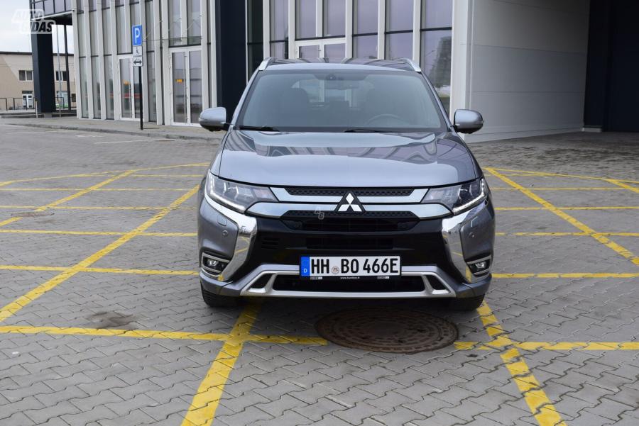 Grey Mitsubishi Outlander 2019 in Vilnius, with an engine capacity of 2.40 L and mileage of 184 thousand km for 16600 €, photo 3 on AUTOMOTO.COM.LV